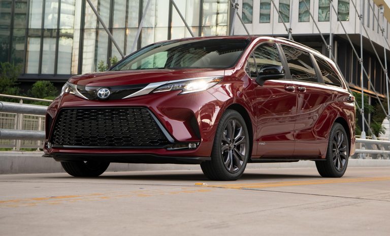 First Spin: 2021 Toyota Sienna | The Daily Drive | Consumer Guide®