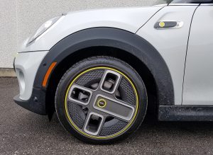 Quick Spin: 2020 Mini Cooper SE Hardtop | The Daily Drive | Consumer Guide®