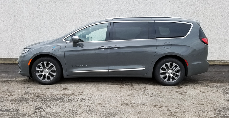 Test Drive: 2022 Chrysler Pacifica Hybrid Pinnacle | The Daily Drive ...