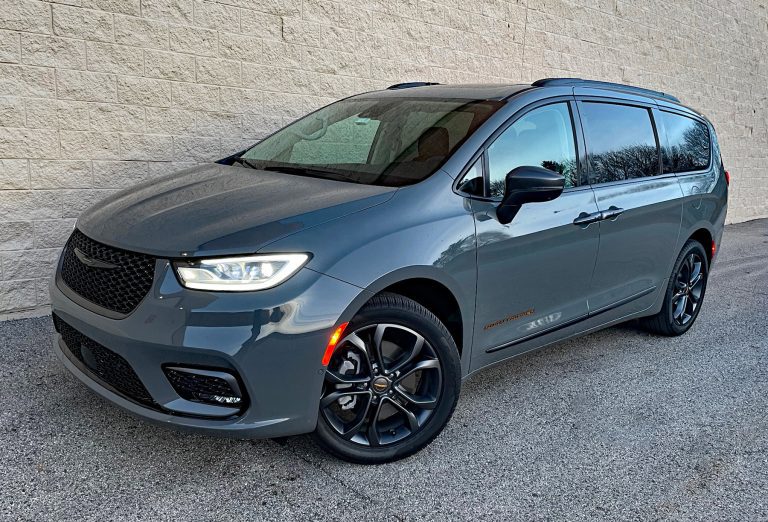 Chrysler Pacifica Road Tripper: 5 Cool Things | The Daily Drive ...