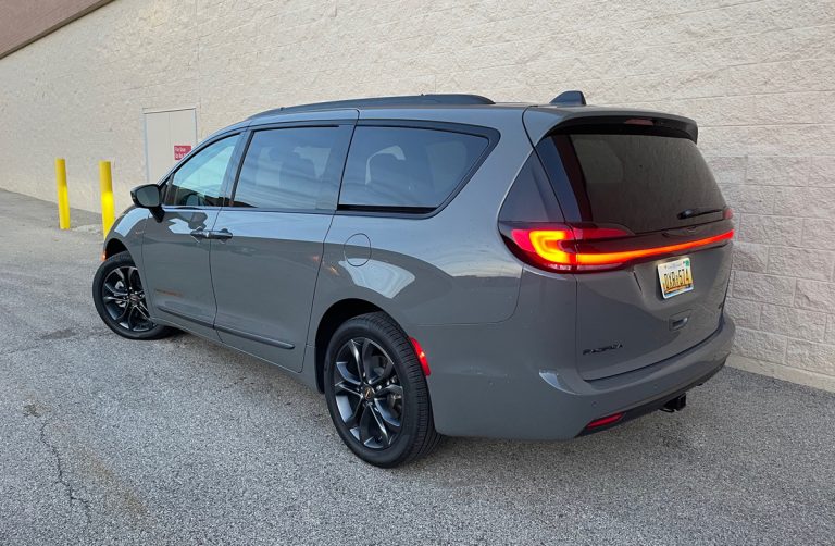 Chrysler Pacifica Road Tripper: 5 Cool Things | The Daily Drive ...